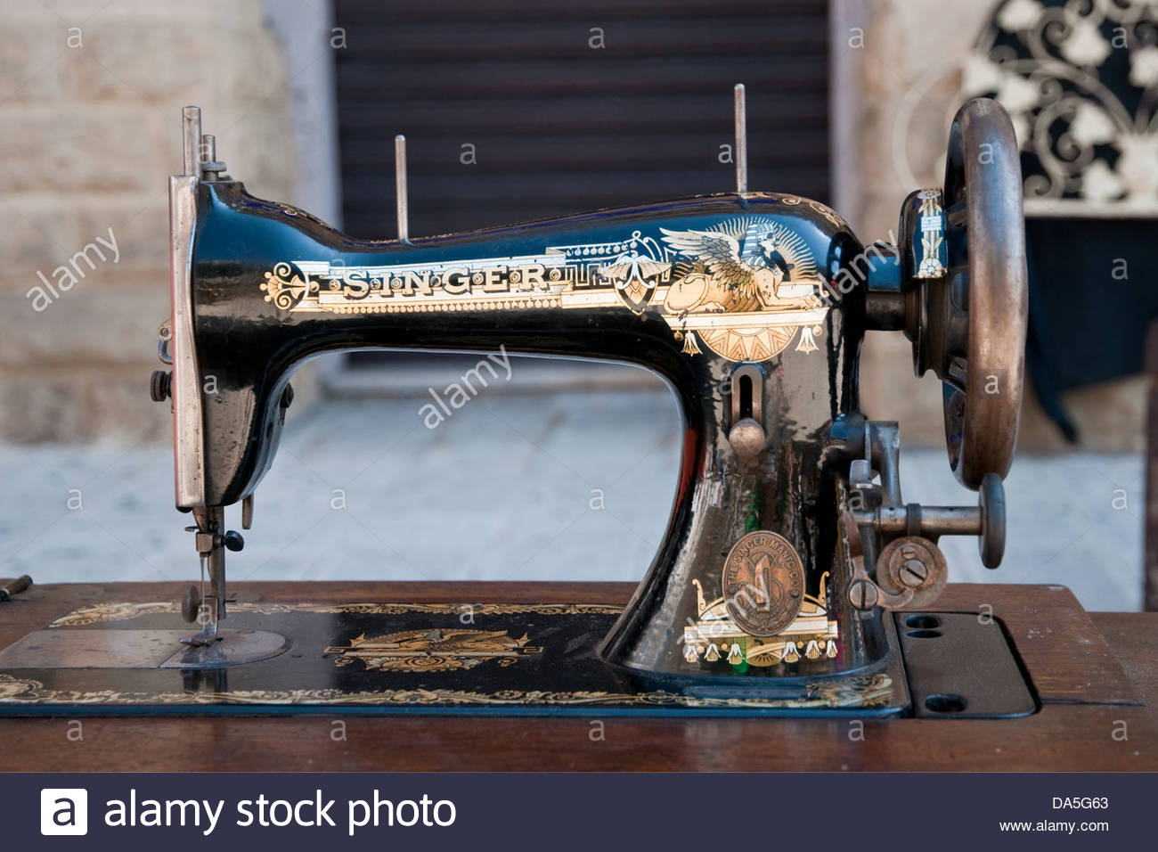 Singer Antique Sewing Machine Stock Photos & Singer Antique Sewing ...