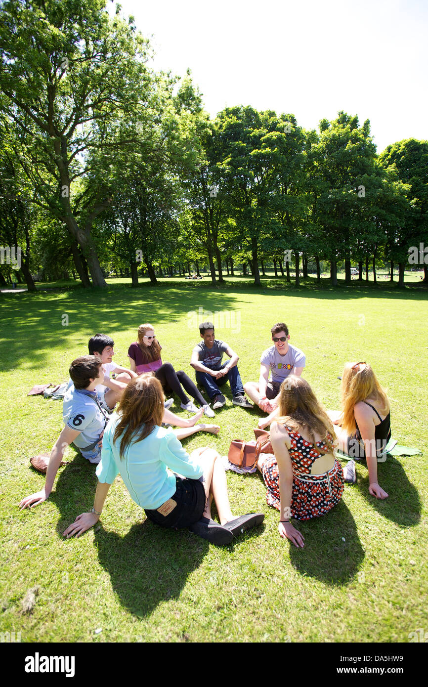 Students in park hi-res stock photography and images - Alamy