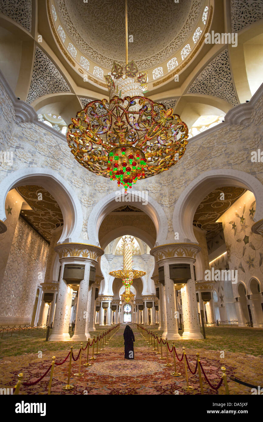 Sheikh zayed mosque carpet hi-res stock photography and images - Alamy