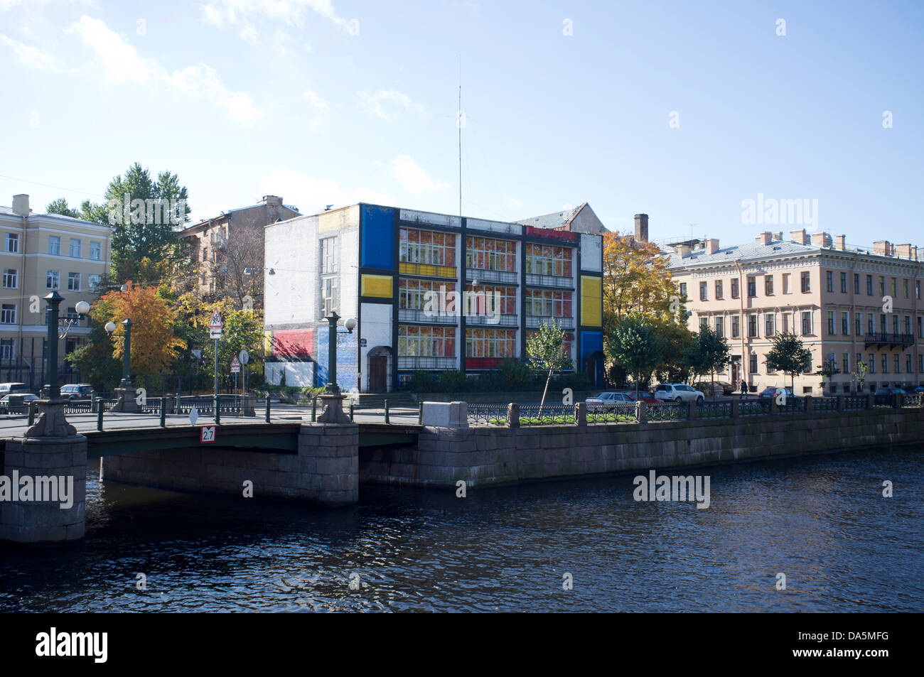 Apartments painted in the style of Piet Mondrian in St Petersburg ...