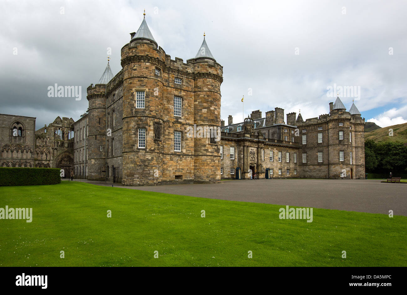 Palace of holyroodhouse hi-res stock photography and images - Alamy