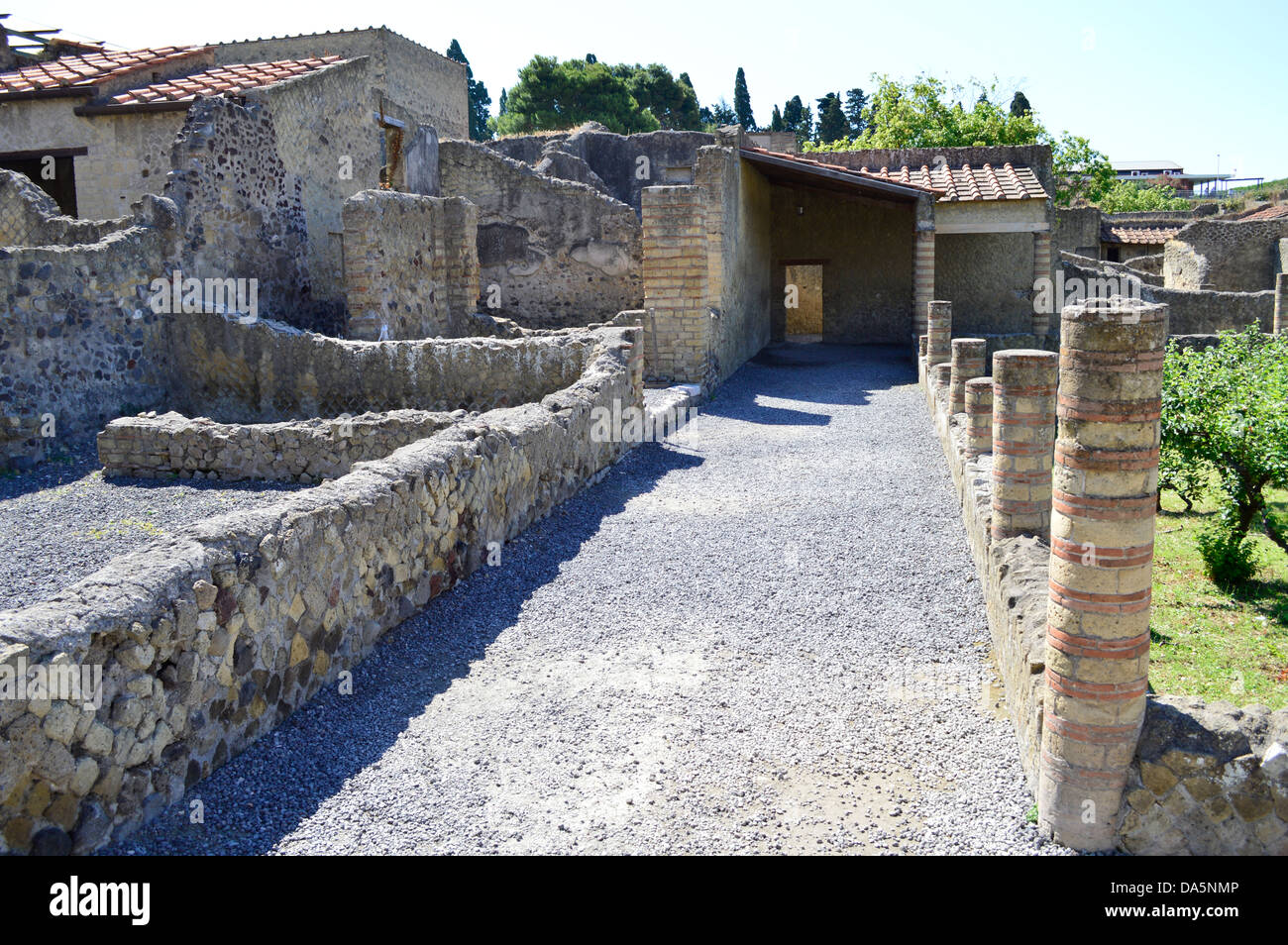 Homes in ruins hi-res stock photography and images - Alamy