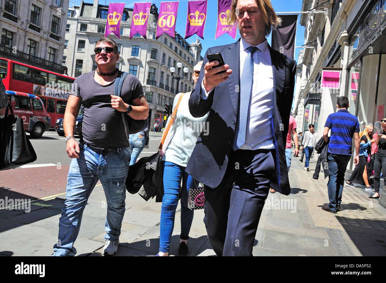 London street man walking hi-res stock photography and images - Alamy