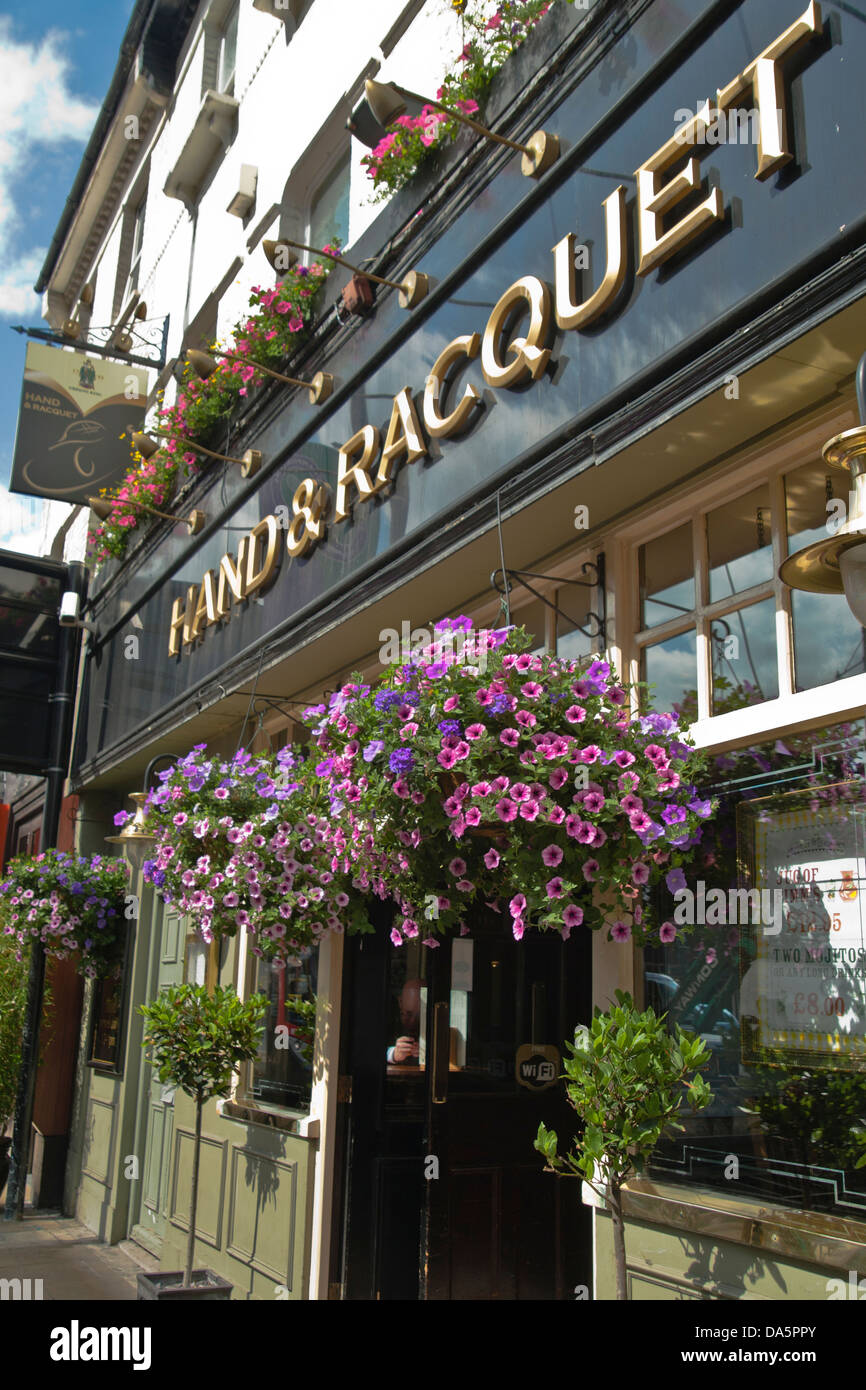 Hand in hand pub wimbledon hi-res stock photography and images - Alamy