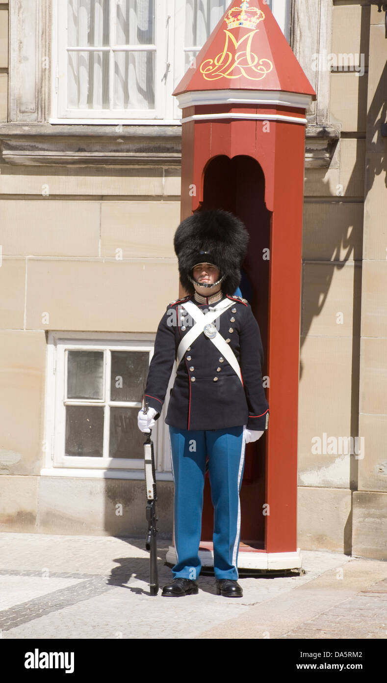 Royal life guard sentry box hi-res stock photography and images - Alamy