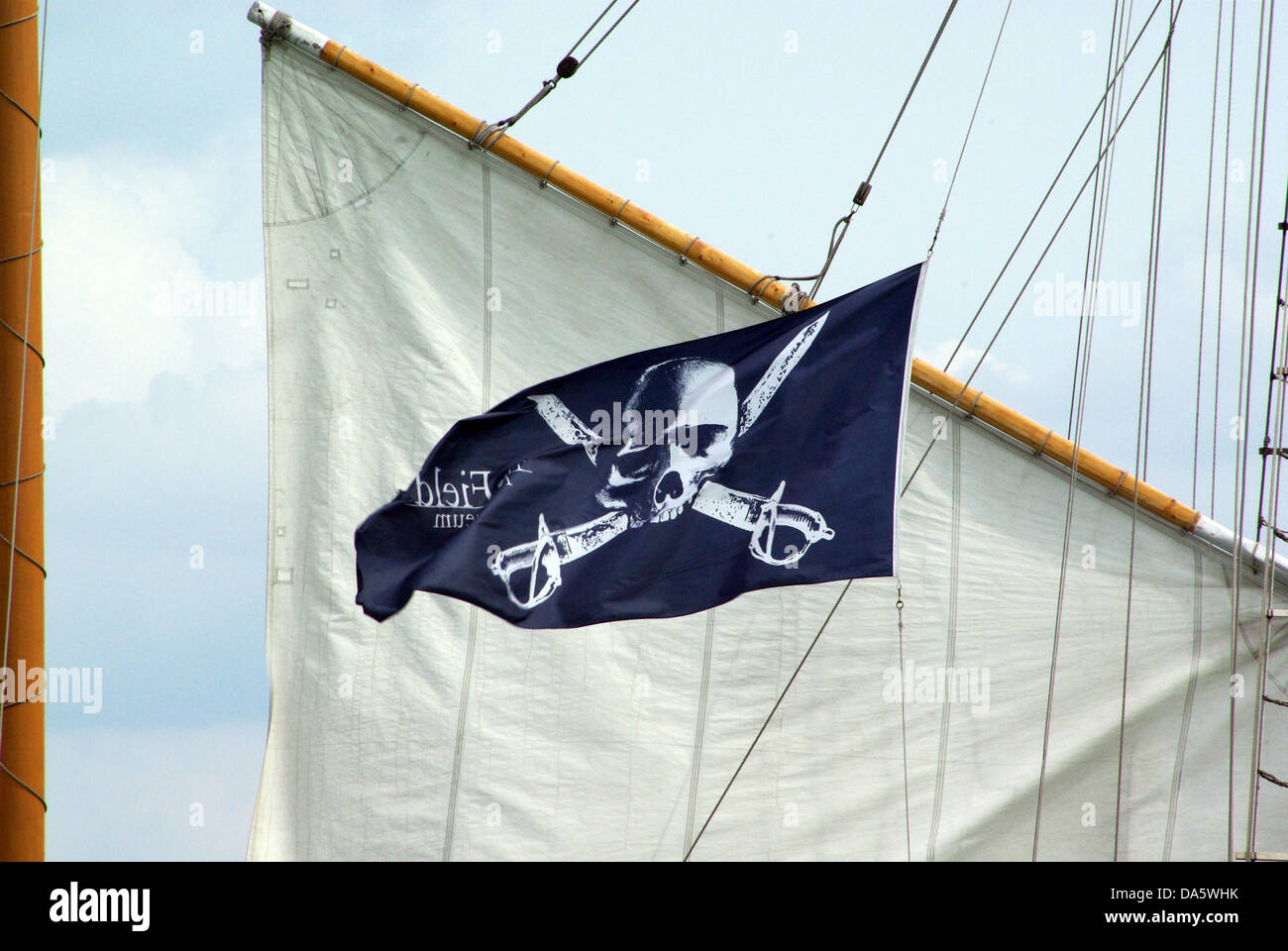 Pirate flag flying in wind hi-res stock photography and images - Alamy