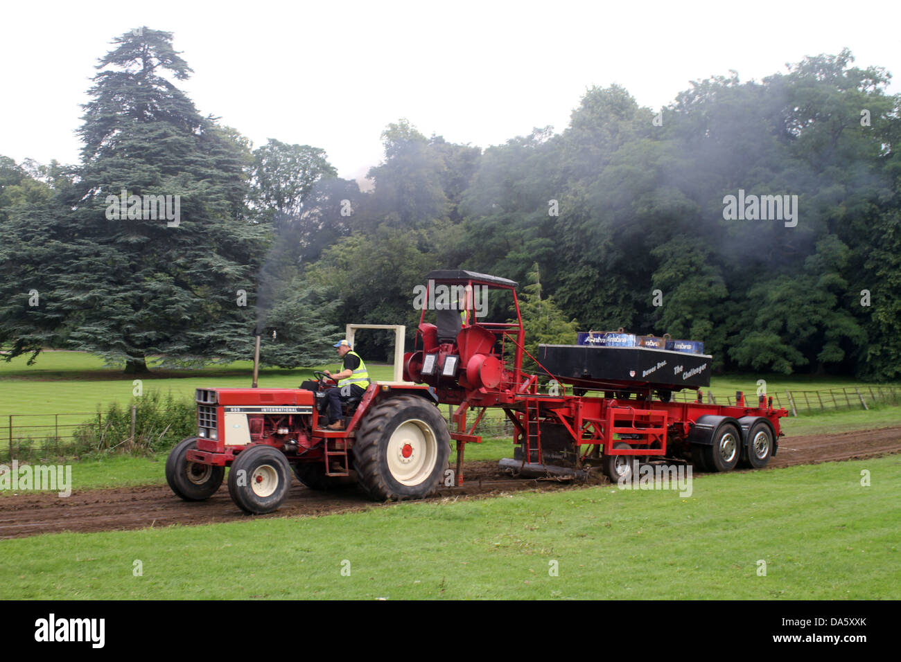 Tractor pulling competition at Betley show Stock Photo - Alamy