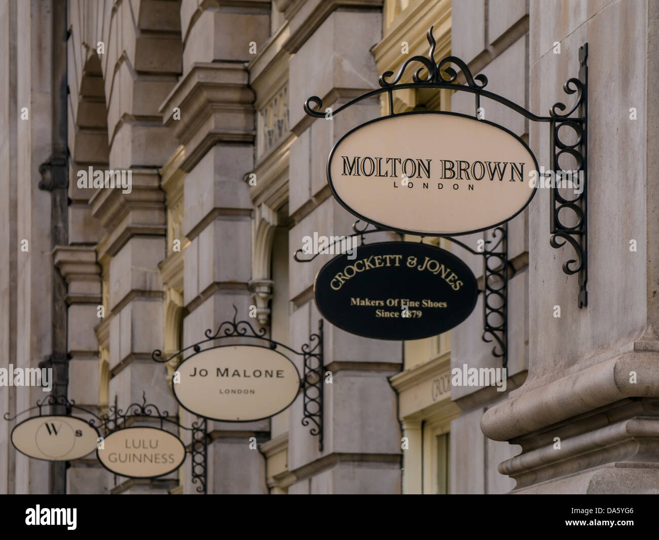 Shops signs hi-res stock photography and images - Alamy