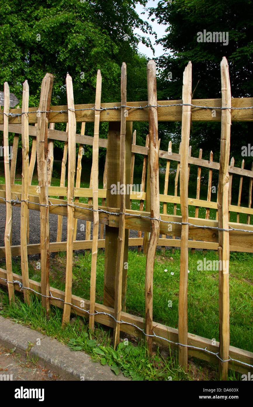 Hazel fence hi-res stock photography and images - Alamy