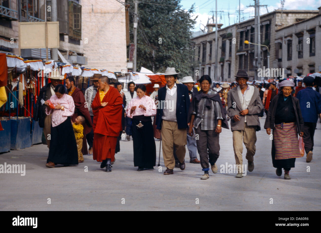 Lhasa Tibet China Pilgrims Walk Around The Barkhor Stock Photo - Alamy
