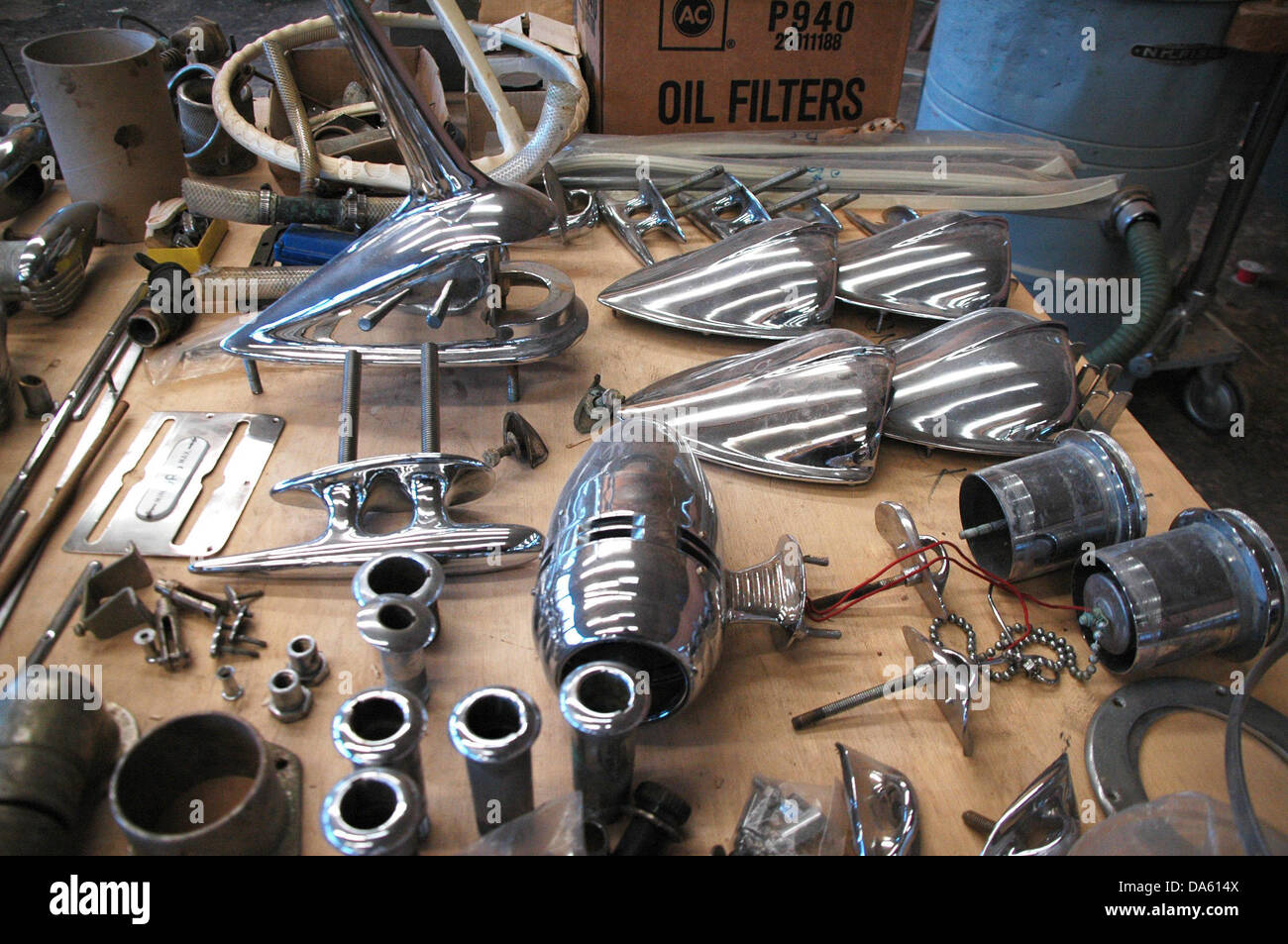 Parts of a not yet restored 'Riva' boat lie in a hall in Schenefeld ...