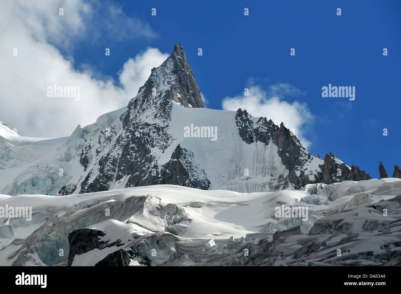 The sharp needle of the Mont Mallet and its glacier in the french alps above Chamonix Stock ...
