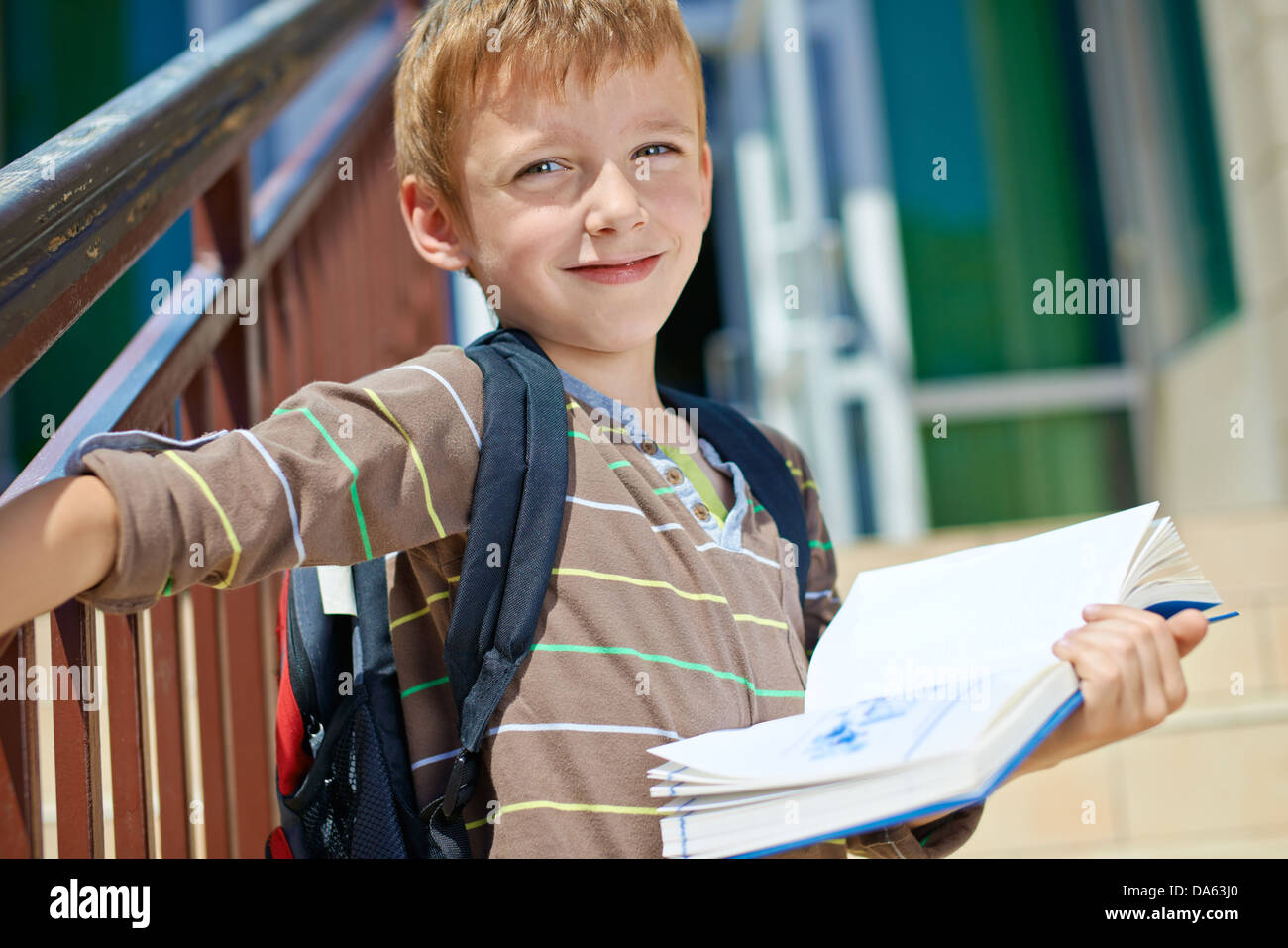 Kid going to school hi-res stock photography and images - Alamy