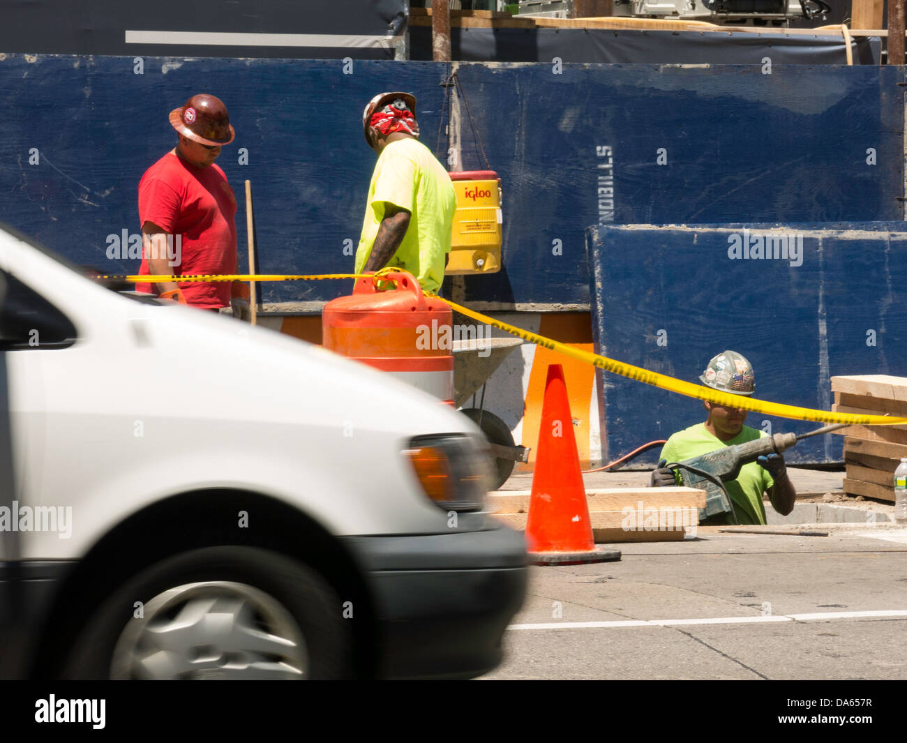 Workers at Construction Site in Midtown NYC Stock Photo - Alamy
