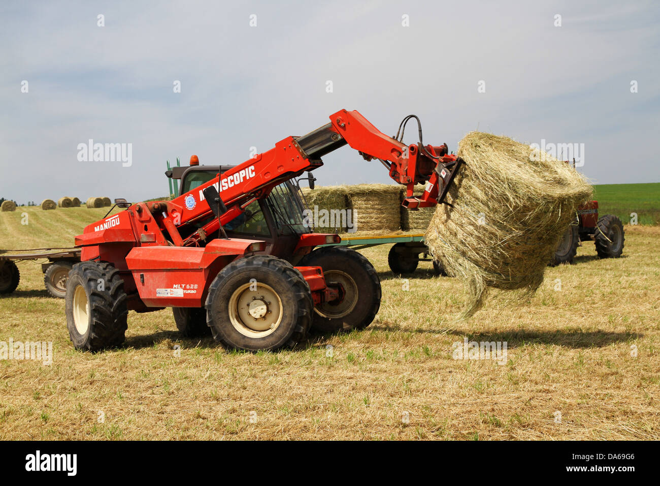 Manitou Maniscopic MLT628 four wheel drive forklift tractor loading hay ...