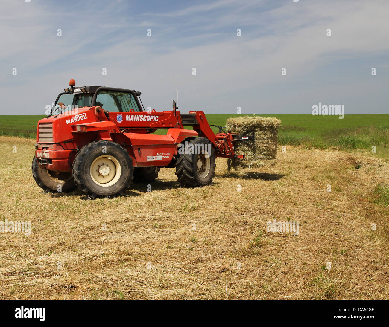 Manitou Maniscopic MLT628 four wheel drive forklift tractor loading hay ...