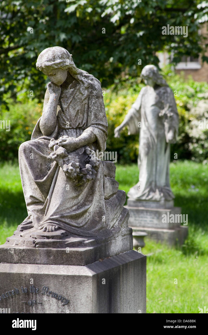 Garden stone statue angel angels hi-res stock photography and images ...