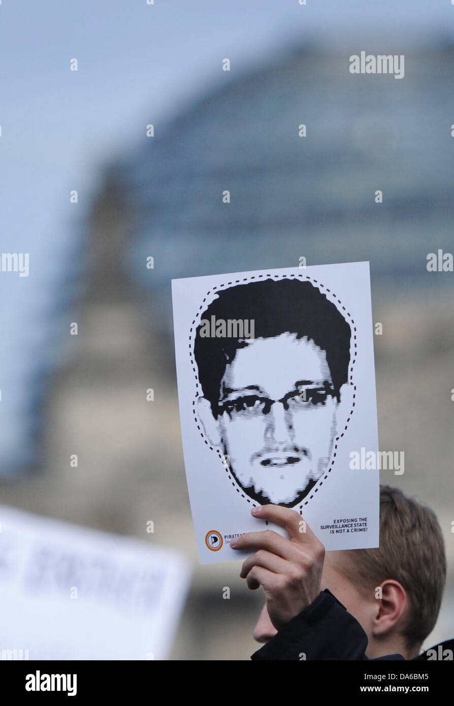 Poster photo edward snowden hi-res stock photography and images - Alamy