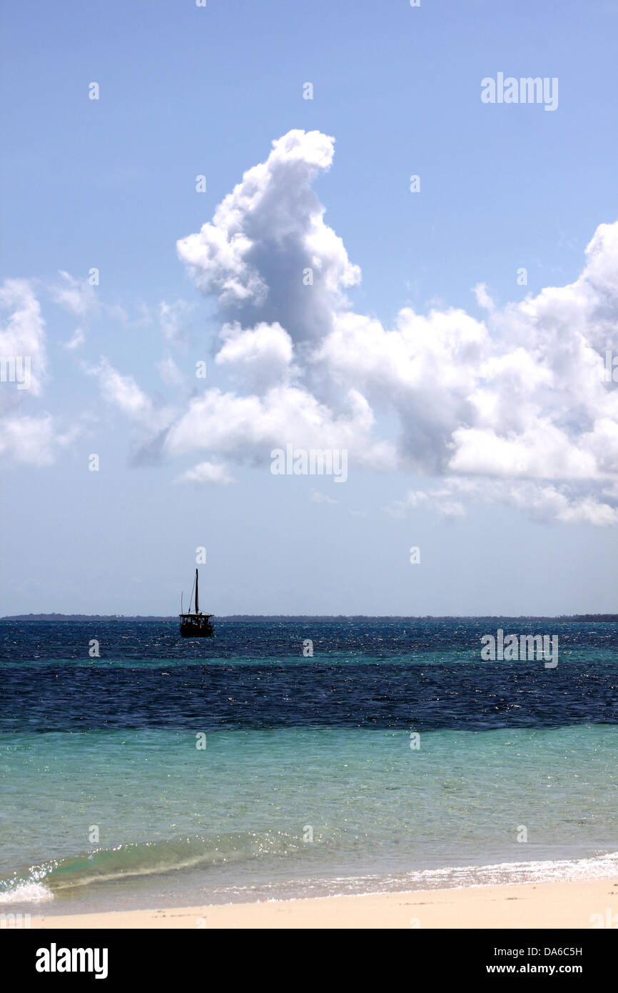 Traditional dhow sailing in the indian ocean hi-res stock photography ...