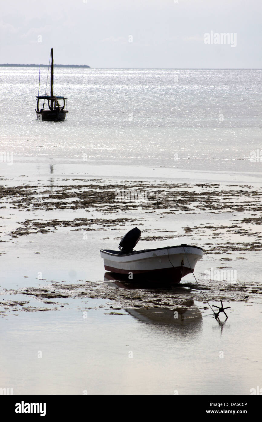 Traditional dhow sailing in the indian ocean hi-res stock photography ...