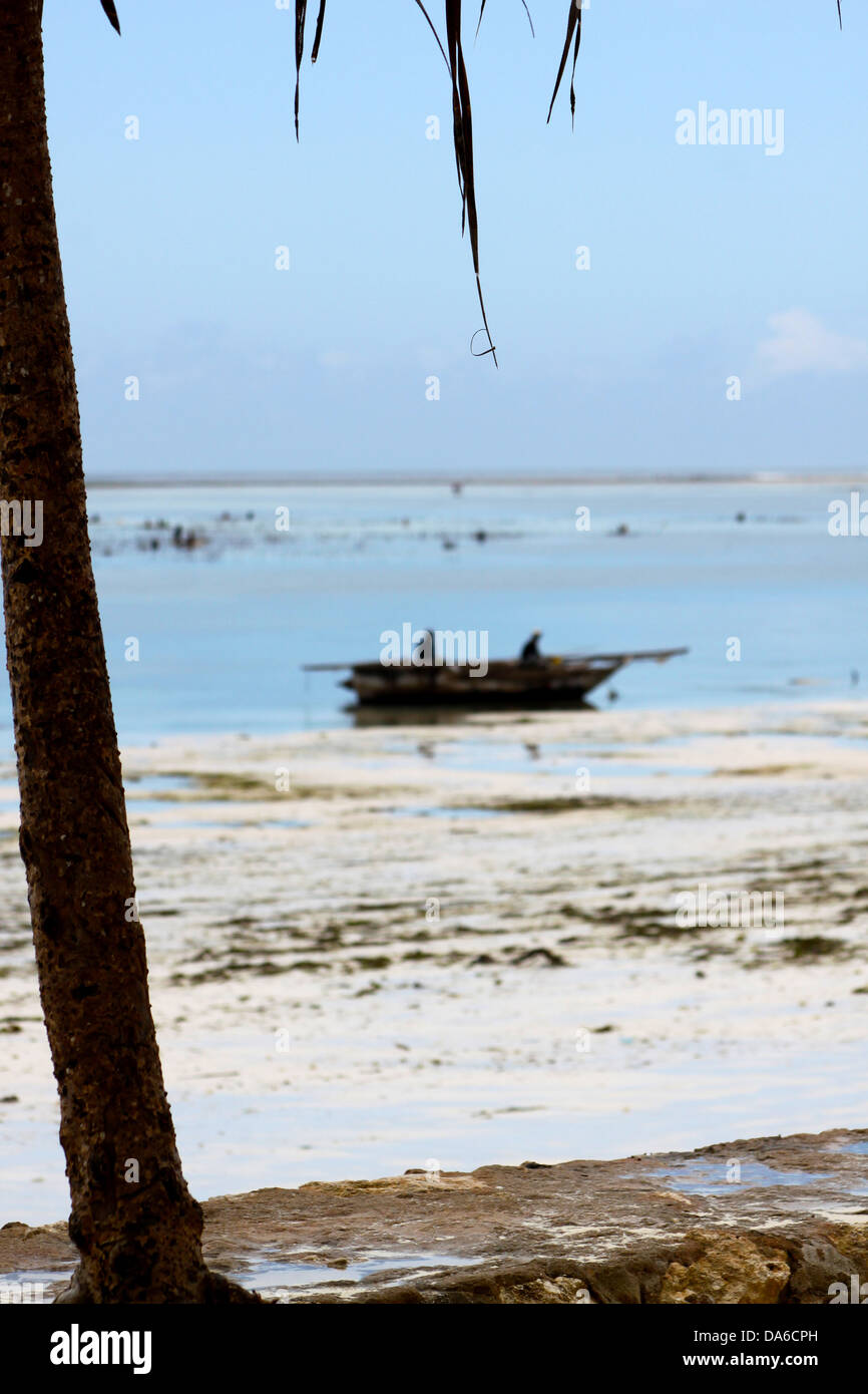 Traditional dhow sailing in the indian ocean hi-res stock photography ...
