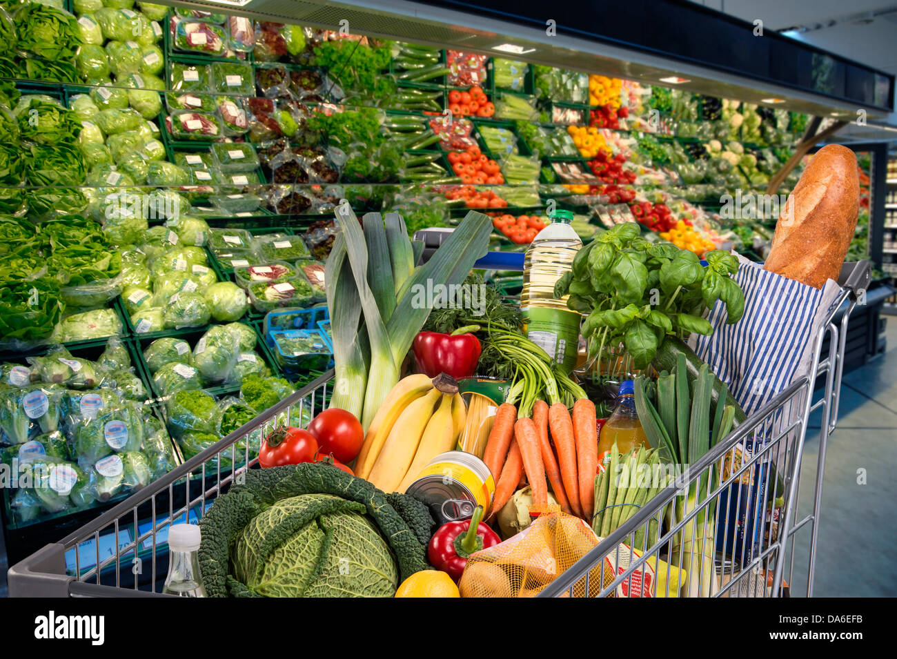 Shopping cart with foods in the supermarket Stock Photo - Alamy