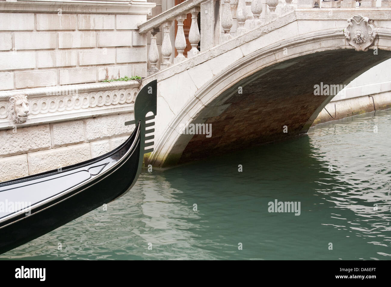 Canal boat approaching bridge hi-res stock photography and images - Alamy