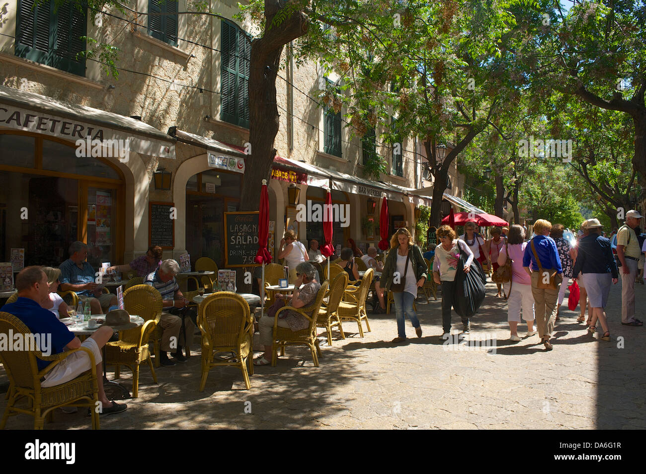 Person in street cafes hi-res stock photography and images - Alamy
