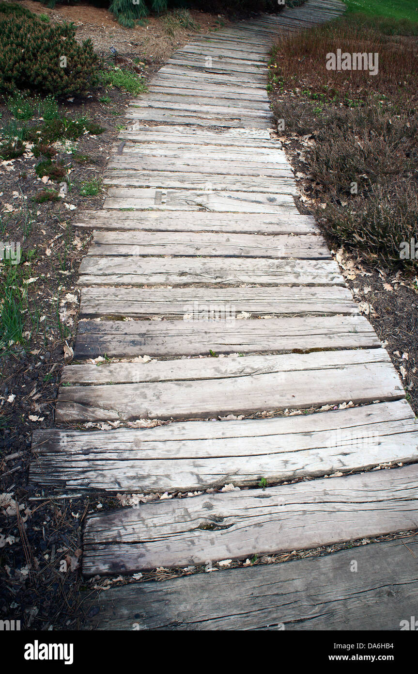 wooden sleepers, garden path Stock Photo - Alamy