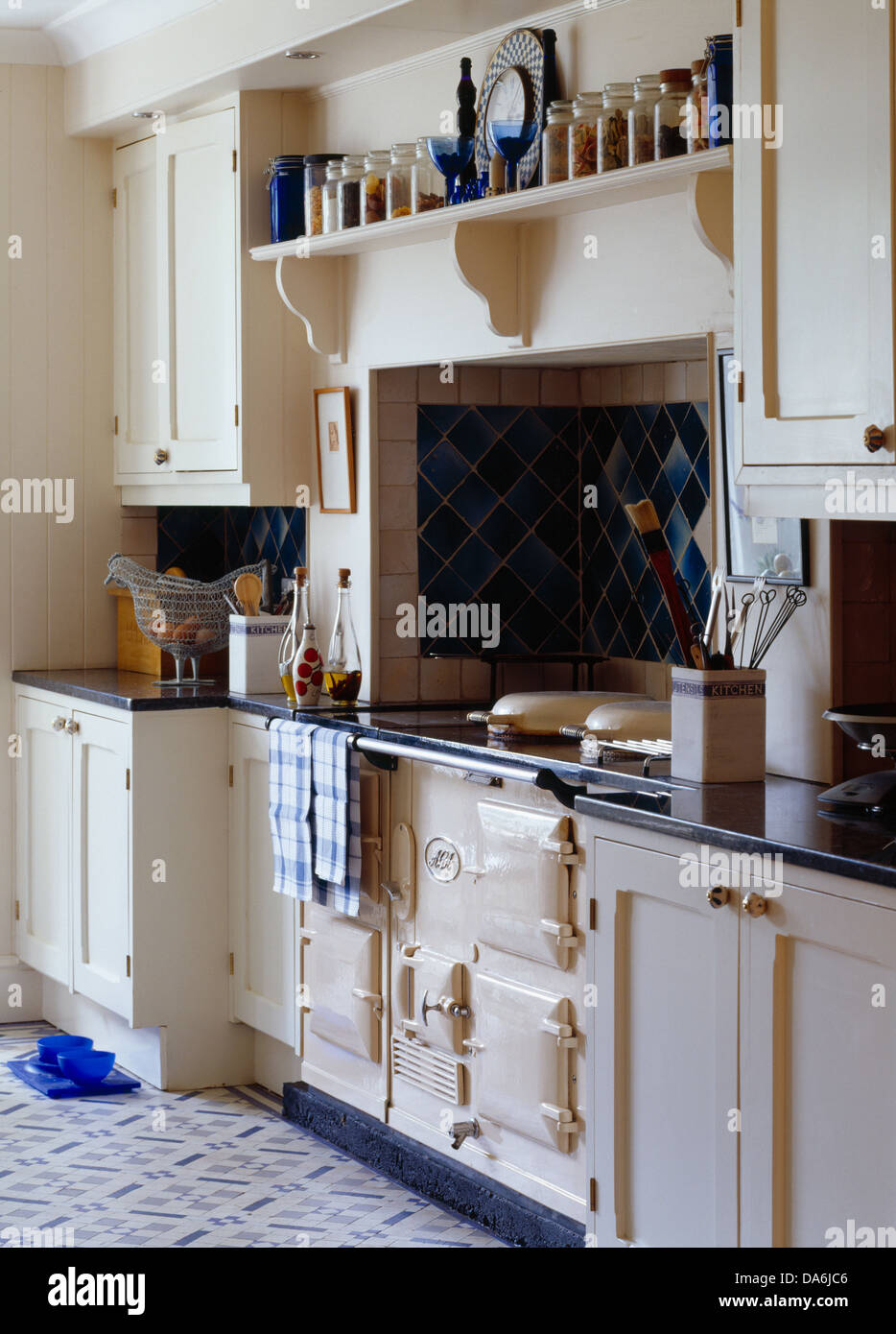 Cream aga in country kitchen hi-res stock photography and images - Alamy