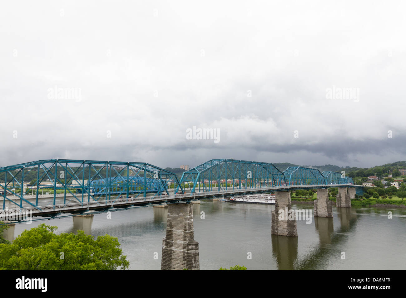 Walnut Street Bridge crosses the Tennessee River in Chattanooga ...