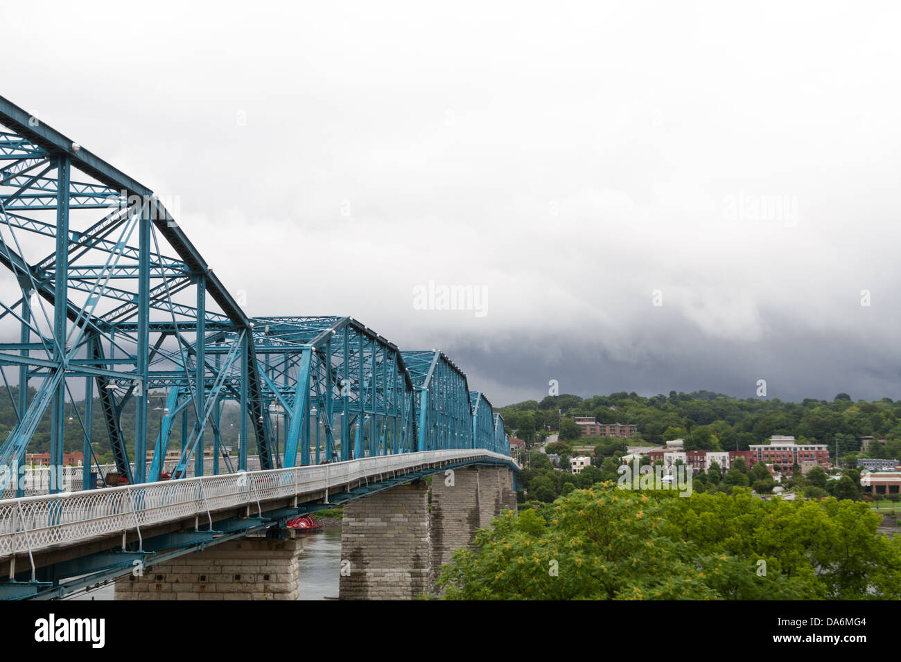 Walnut Street Bridge crosses the Tennessee River in Chattanooga ...