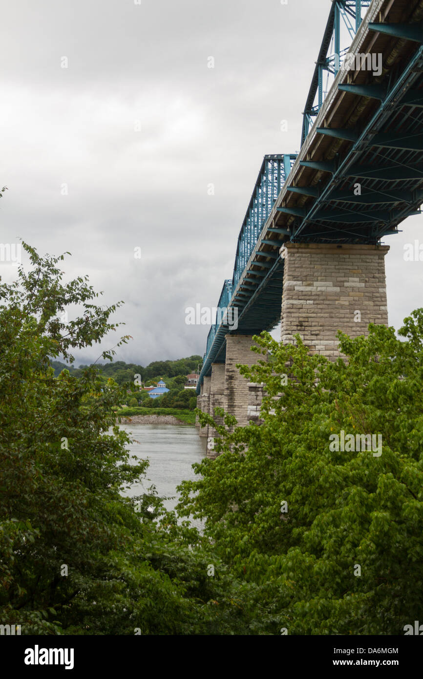 Walnut Street Bridge crosses the Tennessee River in Chattanooga ...