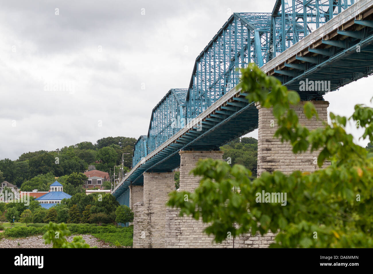 Walnut Street Bridge crosses the Tennessee River in Chattanooga ...