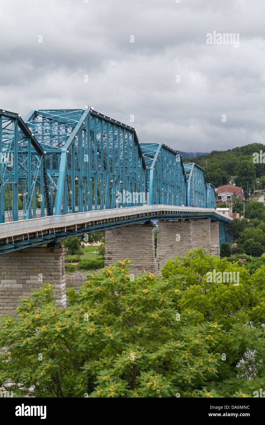 Walnut Street Bridge crosses the Tennessee River in Chattanooga ...