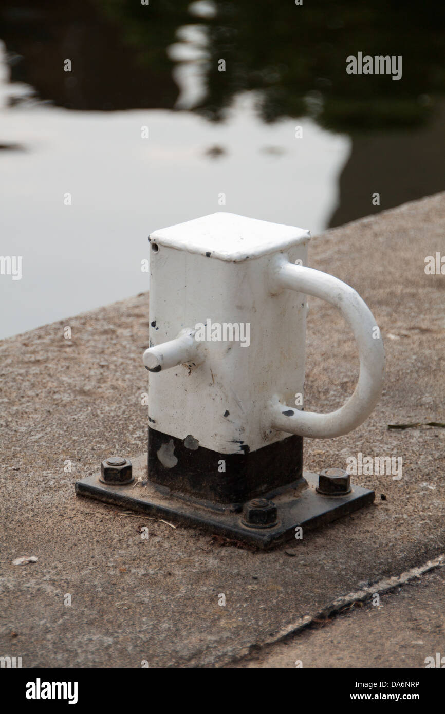 Boat mooring posts hi-res stock photography and images - Alamy