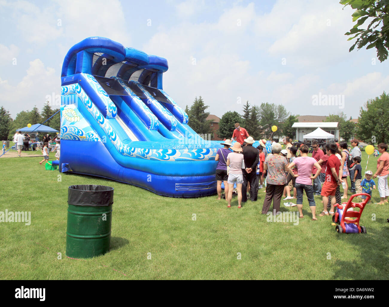 Playground slide children waiting hi-res stock photography and images ...