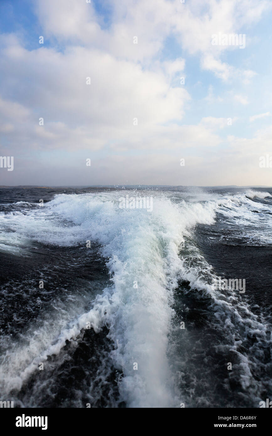 Boat wake on sea hi-res stock photography and images - Alamy