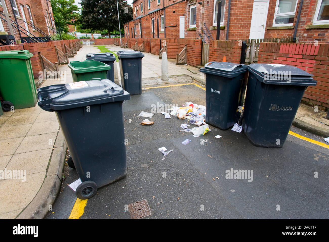 Back street bins uk hi-res stock photography and images - Alamy