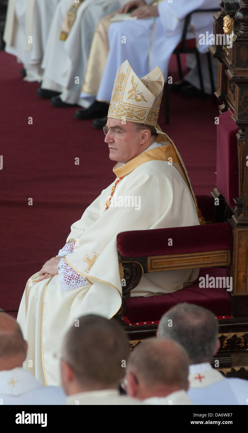 Papal legate hi-res stock photography and images - Alamy