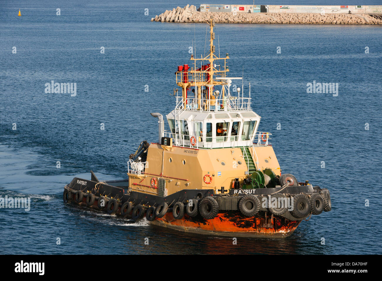 Om1035 Oman, Salalah, Port, Tug Raysut alongside MV Minerva Stock Photo ...