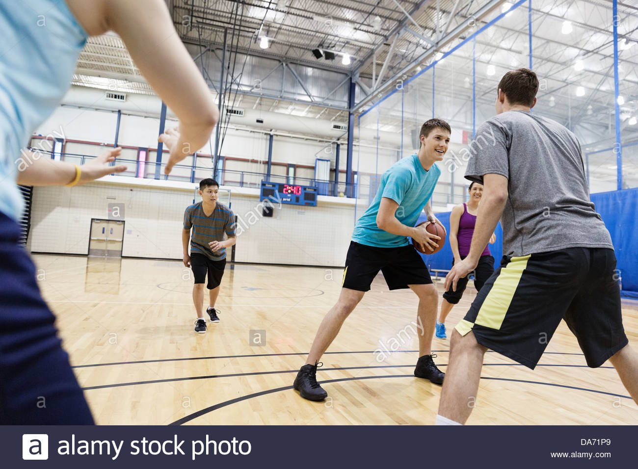 People playing basketball in gym hi-res stock photography and images ...