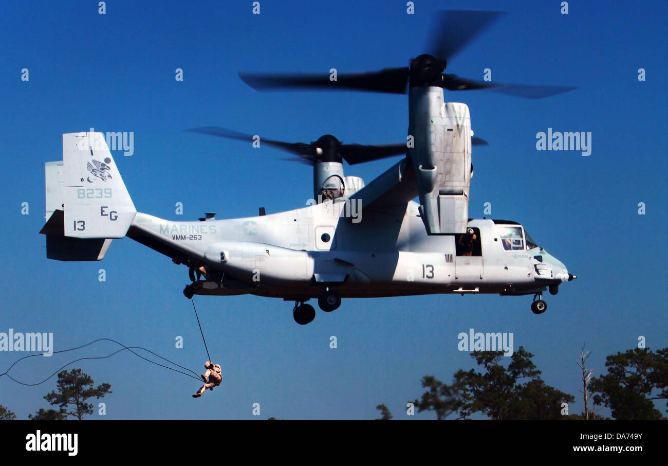 Helicopter rope suspension training hi-res stock photography and images ...