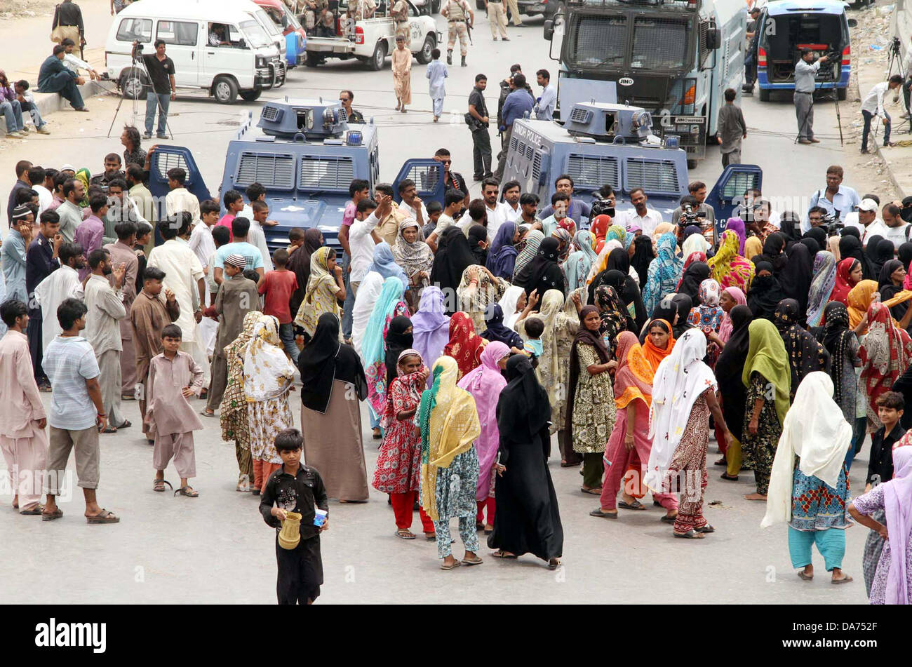 Residents of Lyari are protesting against clashes between two armed ...