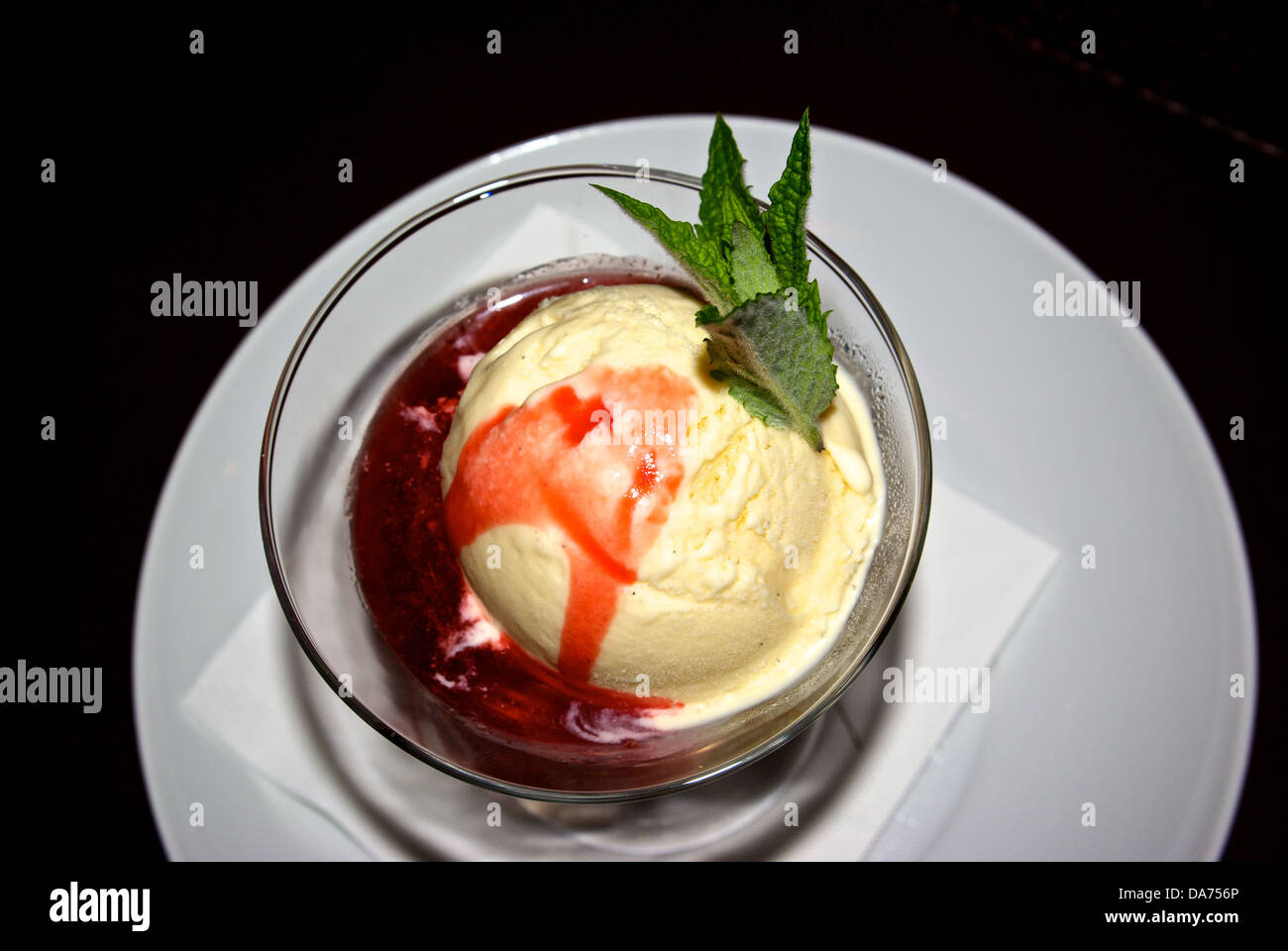 Ice cream sauce hi-res stock photography and images - Alamy