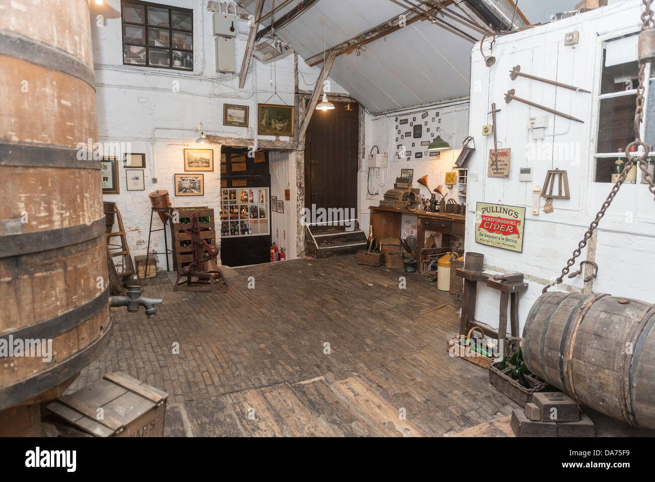 Tanners shop hi-res stock photography and images - Alamy