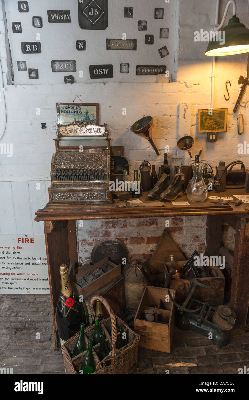 Tanners wine merchants shop hi-res stock photography and images - Alamy