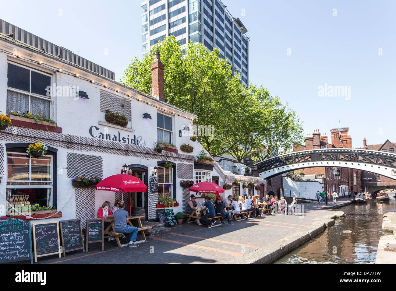 Birmingham uk canalside pub canal hi-res stock photography and images ...