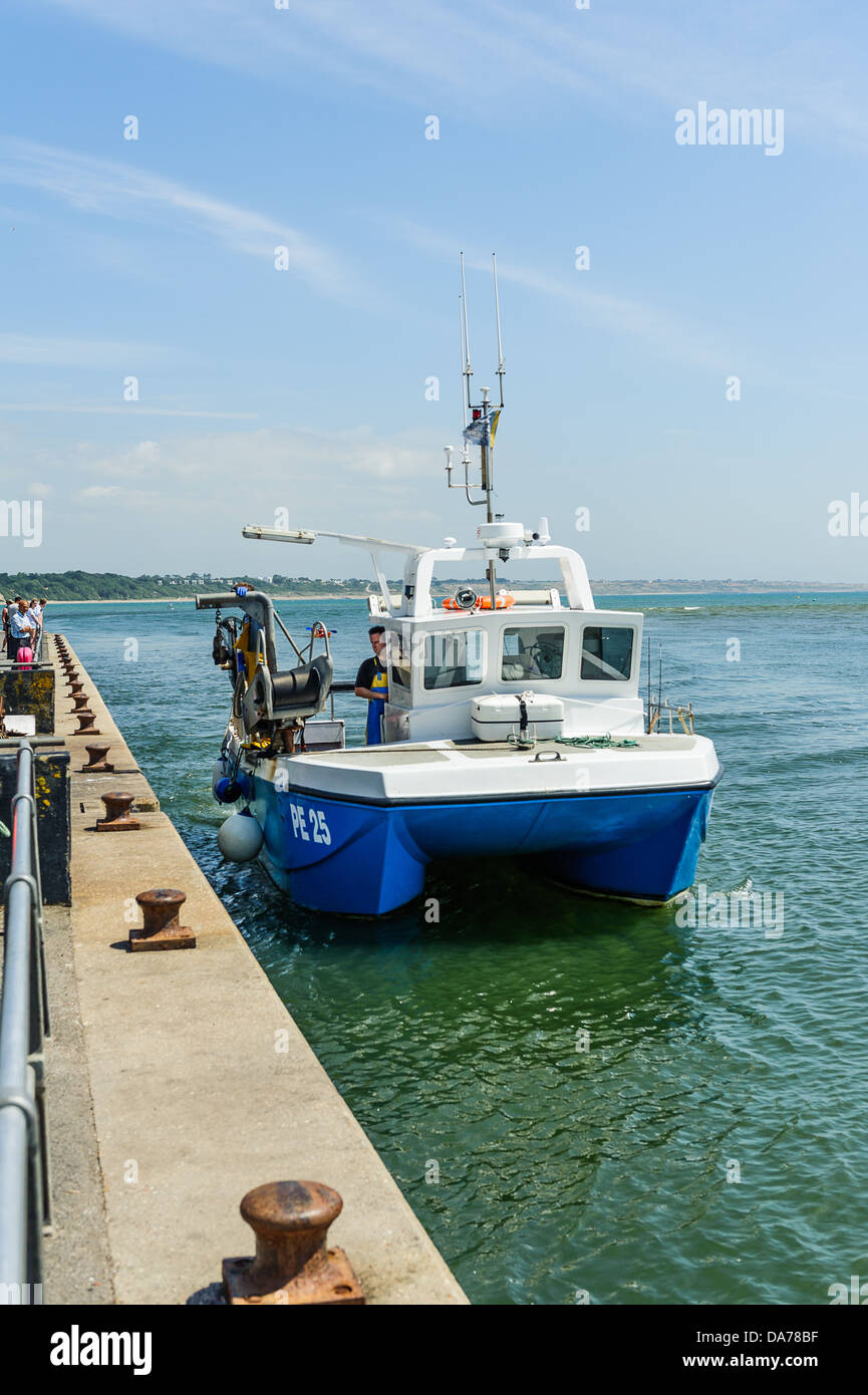 Fishing boat coming along side Mudeford Quay Dorset Stock Photo - Alamy