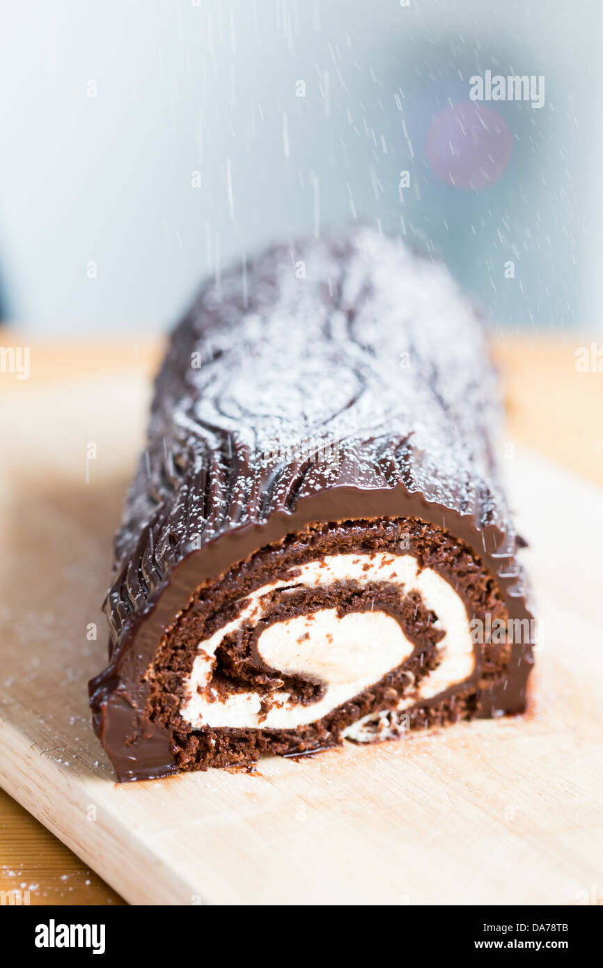 Yule log being dusted with sugar Stock Photo - Alamy